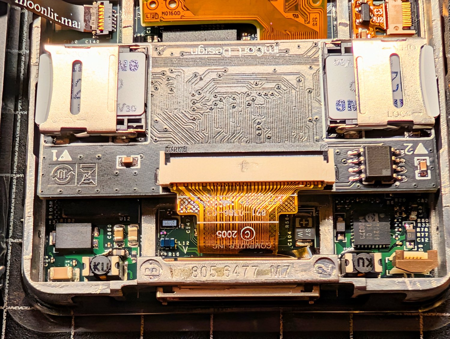 iPod mit Classic Connect von moonlit.market - electro-space